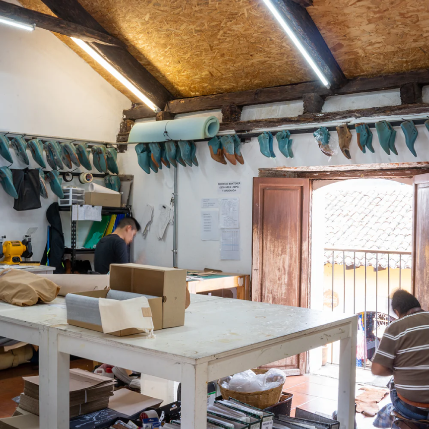 perera-shoemaker-el-arte-que-convierte-cada-paso-en-identidad-credito ...